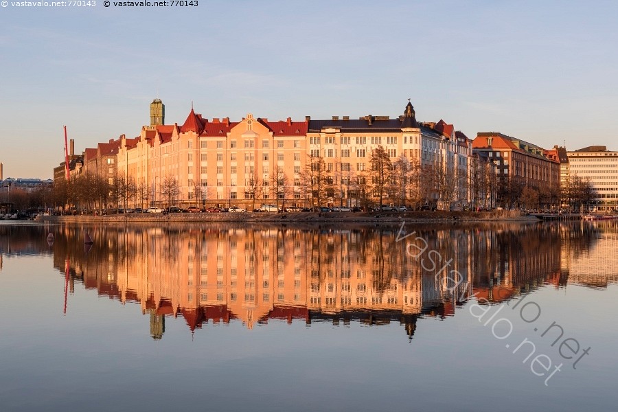 Kuva: Kaupunkimaisema Helsingin Siltasaaresta auringonlaskun aikaan ...