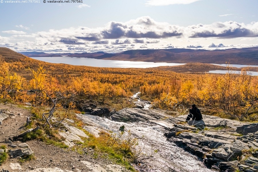 Kuva: Retkeilijä ruska-aikaan Mallan luonnonpuistossa - tunturi ...
