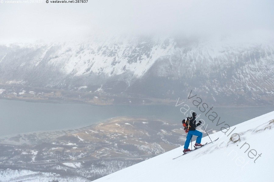 Kuva: Skinnaamassa - harrastus laskettelu lumi Lyngen mies Norja ...