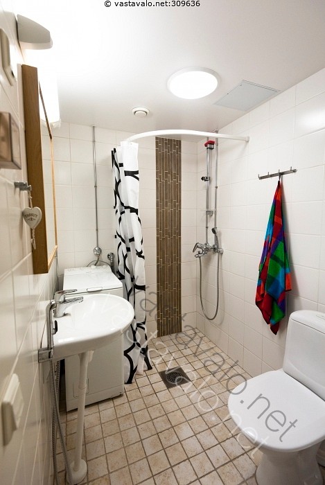 Kuva: Kylpyhuone - hana kylpyhuone laatoitus laatta lavuaari pyyhe ...