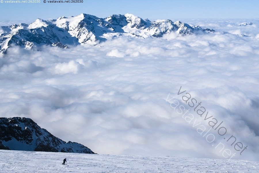 Kuva: Pilvien yläpuolella - alpit harrastus huippu korkea korkealla ...
