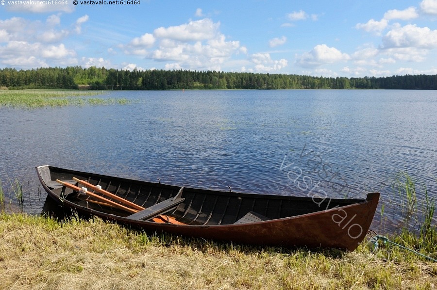 Kuva: Puuvene - vene soutuvene puuvene ranta rannalla kokka airo järvi ...