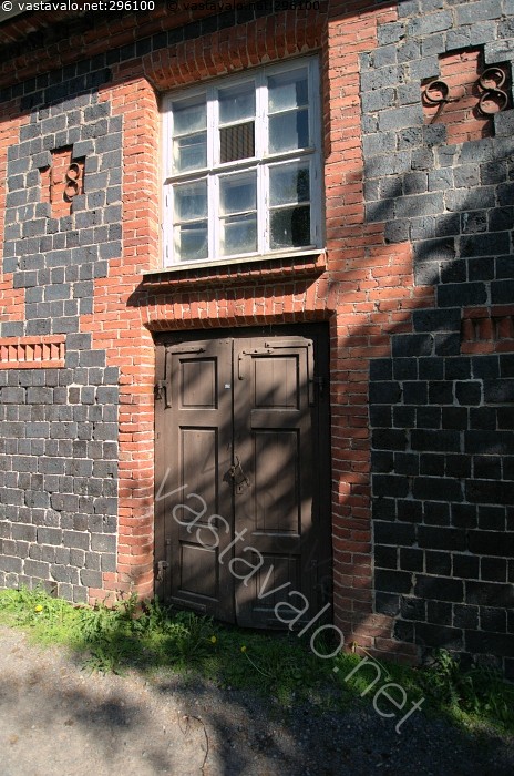 Kuva: Vanhan myllyn ovi ja ikkuna - Raasepori Fiskars ruukki Fiskari ...