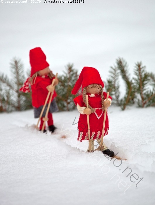 Kuva: Tontut ensilumella - tonttu joulutonttu tonttutyttö tonttupoika ...