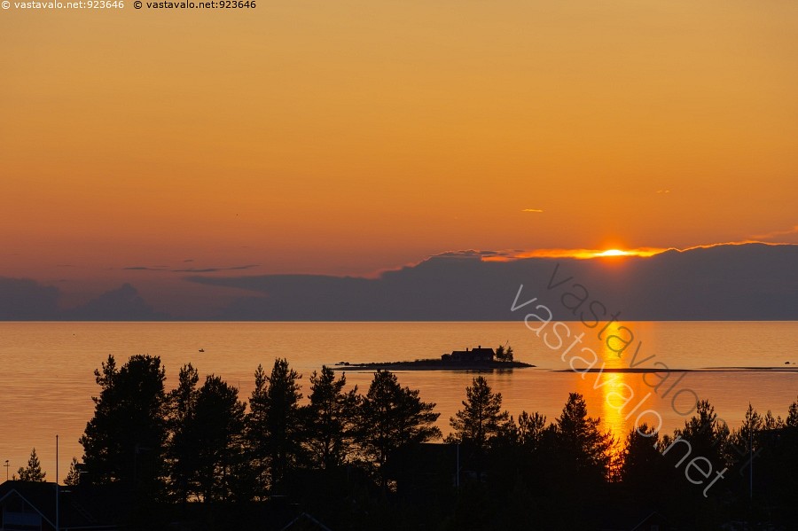 Kuva: Auringonlasku meren yllä - auringonlasku iltarusko hämärtyvä ilta ...