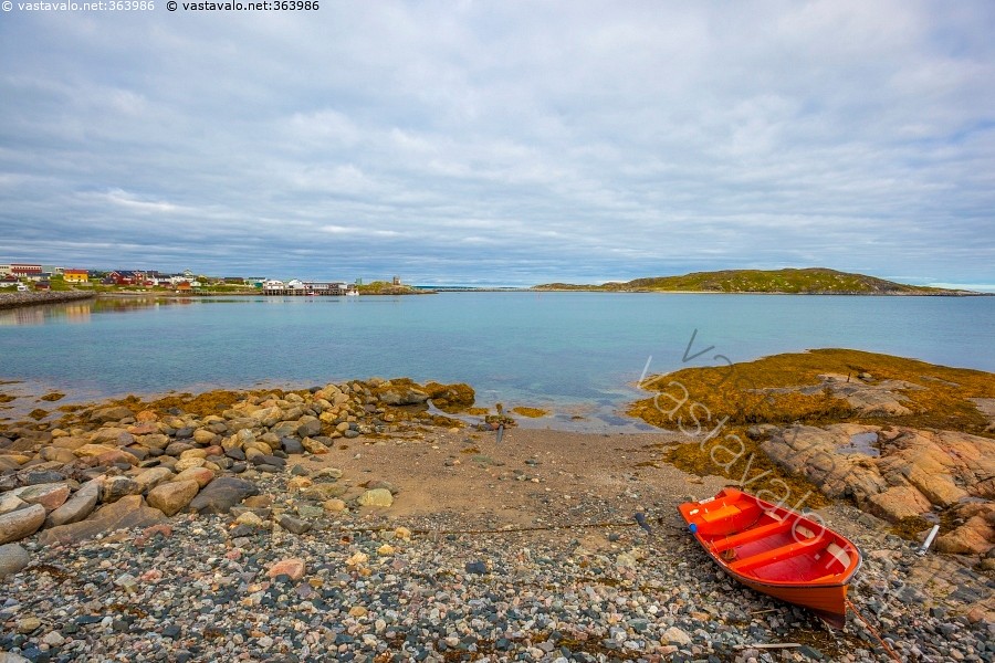 Kuva: Jäämeren rantaa - soutuvene vene rantakivet kivikko vesiraja ...