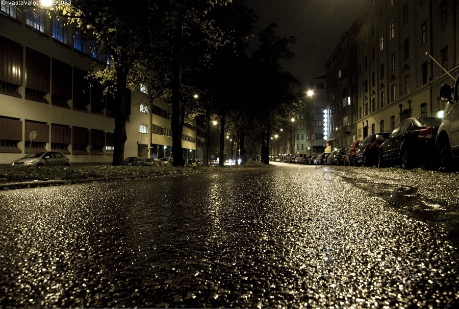 Kuva: Sateinen katu - Helsinki Vallila Alppiharju katu tie sade ilta ...