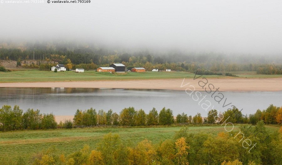 Kuva: Maatila Tenojoen Norjan puoleisella rannalla - maisema ...