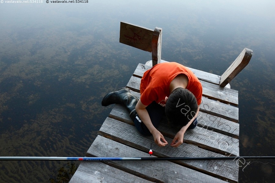 Kuva: Matoa koukkuun - ilta kesäilta kesä kesäinen mato-ongella ongella ...