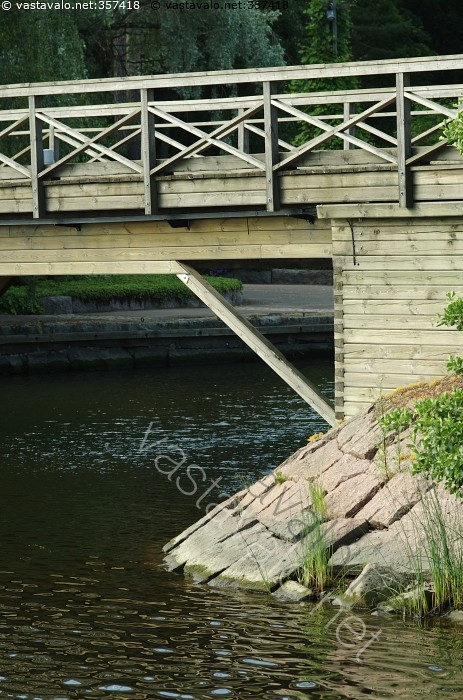 Kuva: Puusilta - silta puusilta puinen kaide ristikko tuki tuet ...