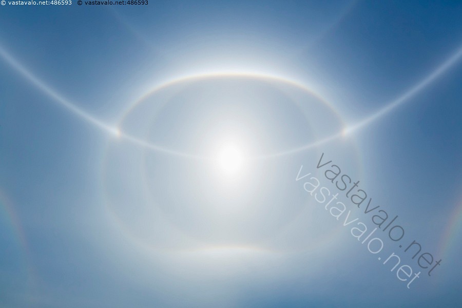 Kuva: Auringon halo - aurinko halo haloilmiö harsopilvi heijastuma ...