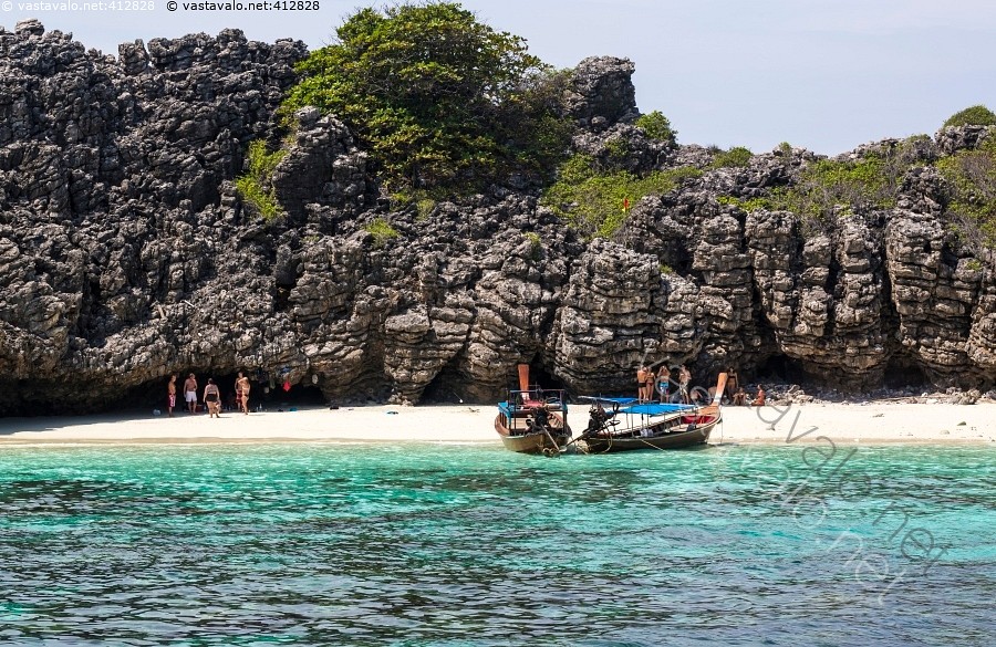 Kuva: Piknikillä - ranta ihminen ihmiset rannassa rantautuneet vene ...
