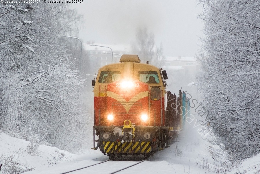Kuva: Talvipäivän tavarajuna - rautatie juna veturi Dv12 2702 diesel ...