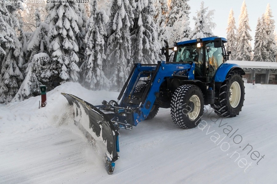 Kuva: Traktorilla aurausta - talvi katu tie piha lumiaura alueaura ...