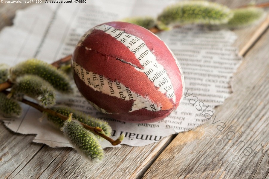 Kuva: Sanomalehtikoristelua - muna kananmuna päällystetty koristeltu ...