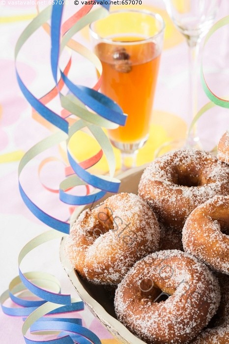 Kuva: Perinteinen vappukattaus - vappu munkki munkit sima juoma juhla ...