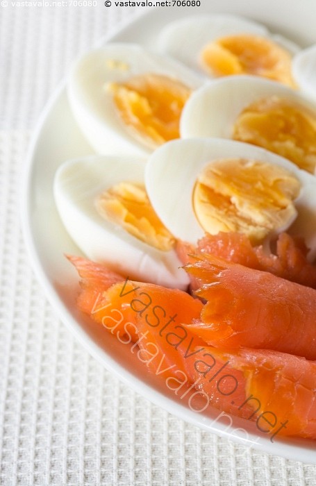 Kuva: Lautasella lohta ja kananmunia - lohi kylmäsavulohi muna ...