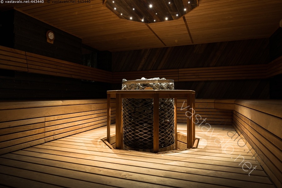 Kuva: Sauna - sauna kiuas iso suuri pyöreä puiset lauteet valo valot ...