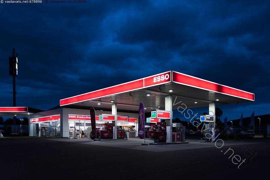Kuva: Esso - Esso huoltoasema bensa-asema ilta pilvinen taivas valaistu ...