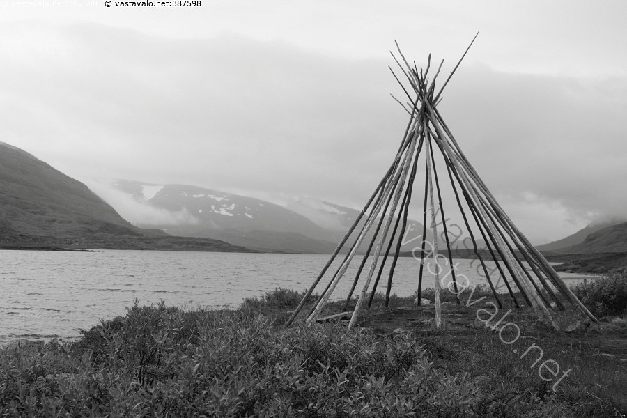 Kuva: Kodankehikko Lapissa - kota Lappi mustavalkoinen maisema järvi ...