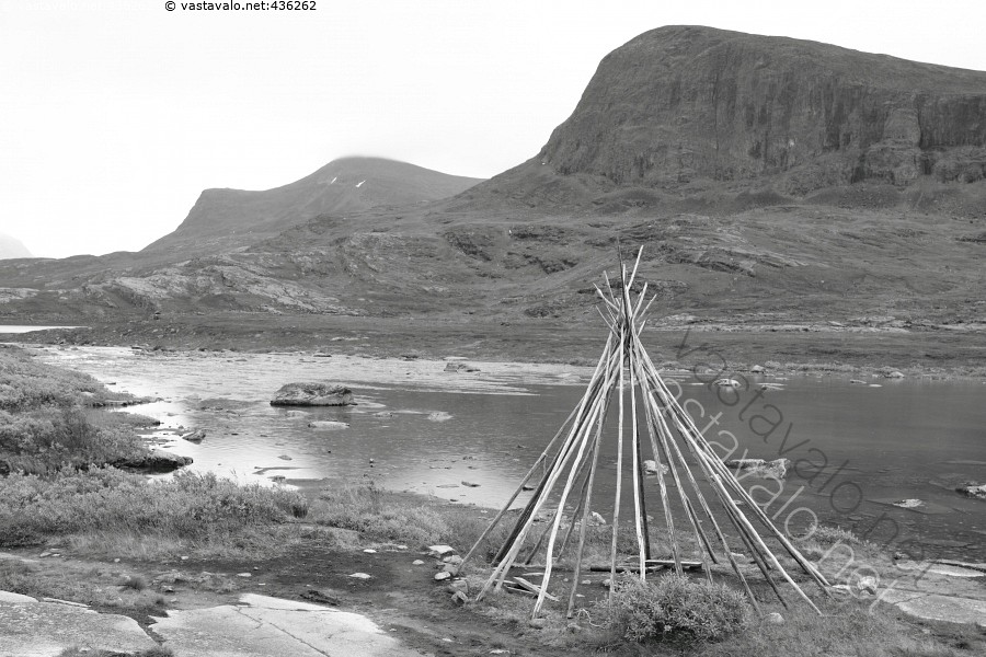 Kuva: Kodan kehikko - kota Lappi mustavalkoinen maisema järvi tunturi ...