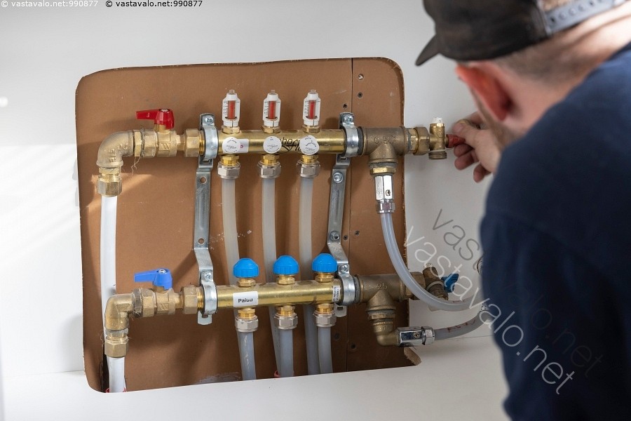 Kuva: Vesikiertoisen lattialämmityksen ilmaaminen - LVI jakotukki ...