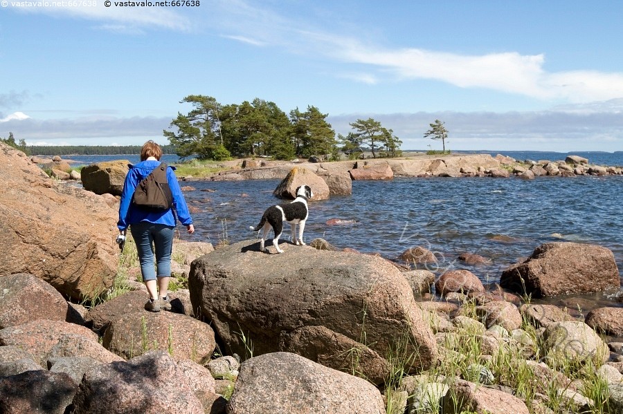 Kuva: Retkeilijät Emäsalon rannassa - meri ranta merenranta rantakallio ...