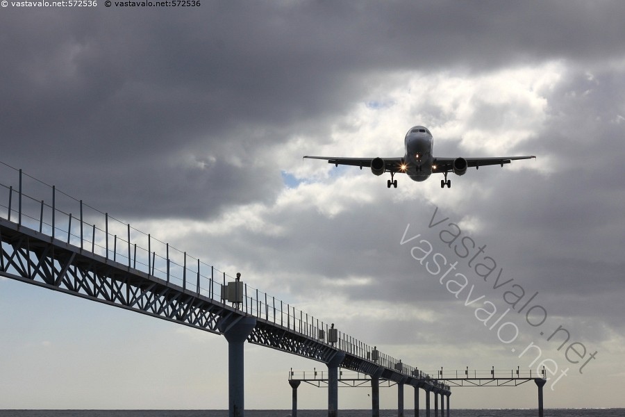 Kuva: Lentokoneen laskeutuminen - lentokone laskeutuu laskeutumassa ...