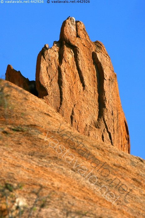 Kuva: Paasi - suuri pysty paasi ruskea oranssi värikäs graniitti paljas ...