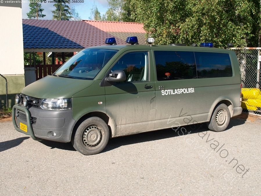 Kuva: Sotilaspoliisi lähestyy autoaan - sotilaspoliisi auto ...
