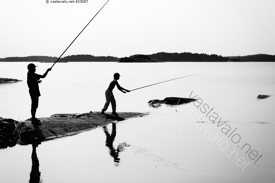 Kuva: Kaverukset onkimassa - heijastus kalassa kalastaa kalastamassa ...