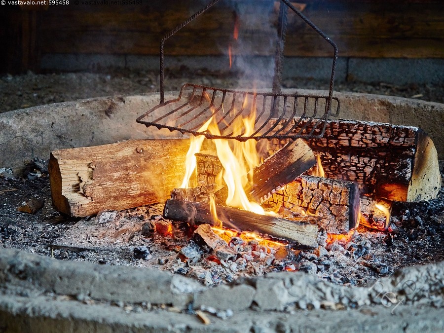 Kuva: Nuotiotulet grillikodassa - tuli nuotio liekki ritilä ...
