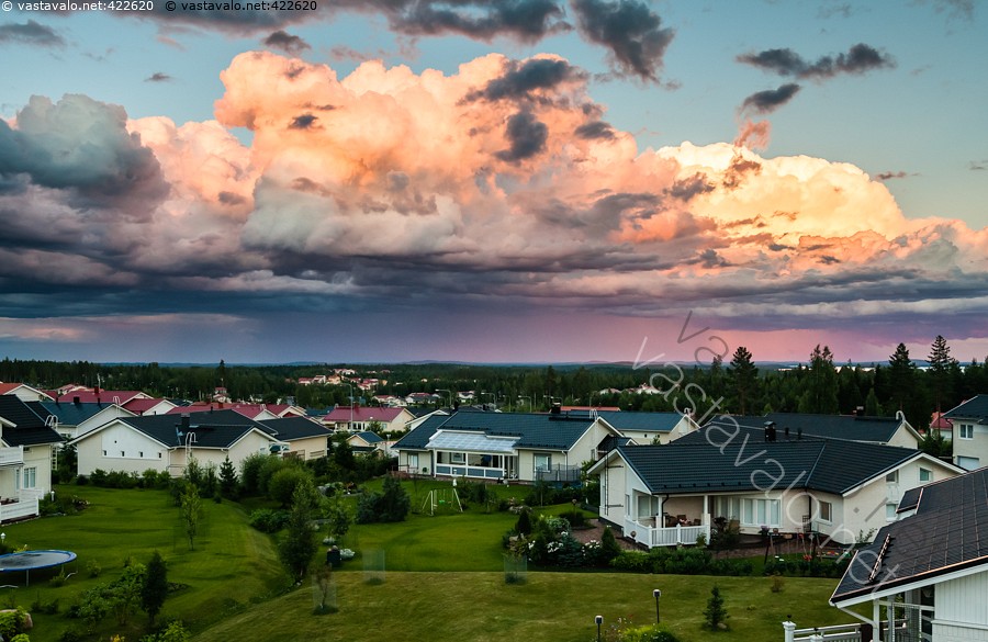 Kuva: Laskevan auringon kultaama suuri ukkospilvi - pilvi pilvet ...