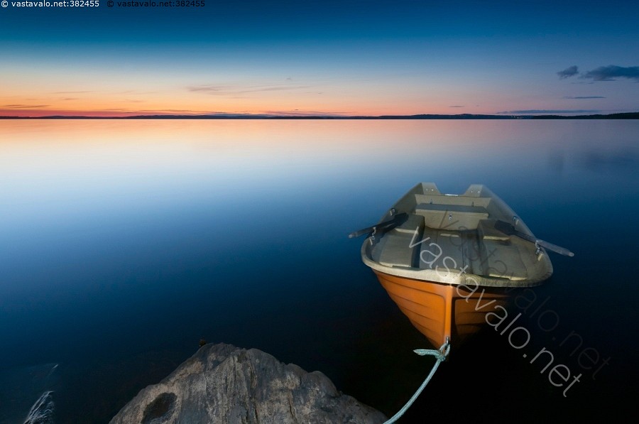 Kuva: Ilta hämärtyy Oulujärvellä - vene soutuvene airo airot ...