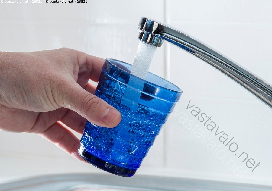 Kuva: Lasillinen vettä - vesi lasi sininen vesilasi lasillinen vettä ...