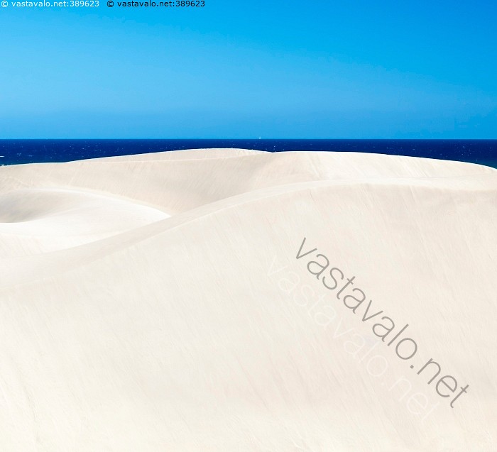 Kuva: Hiekka, meri ja taivas - sininen meri horisontti hiekkadyyni ...
