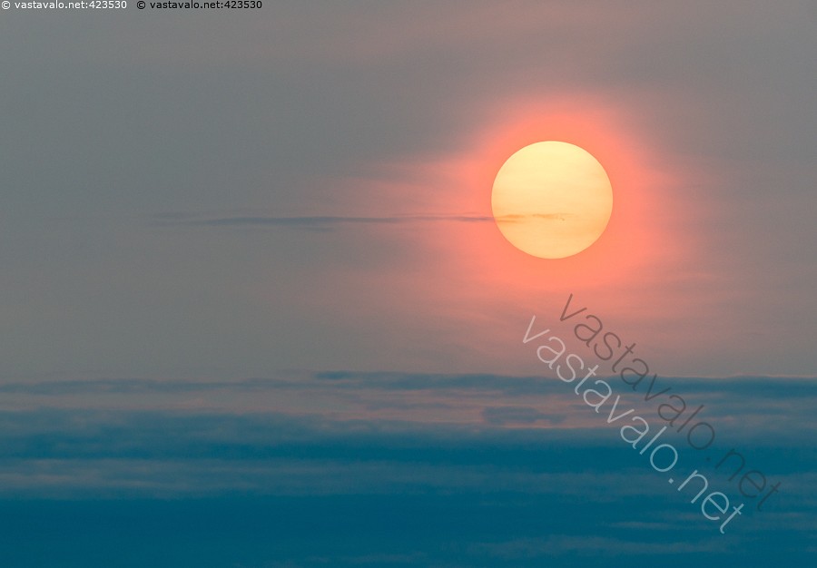 Kuva: Aurinko paistaa ohuen pilviverhon läpi - ruskotus aurinko ...
