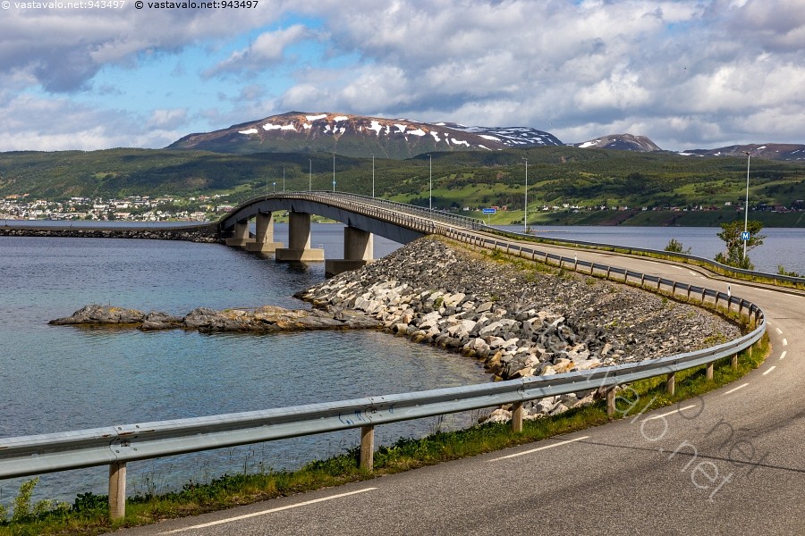 Kuva: Norjalainen silta - Norja Hokland Borkenes silta meri vuono vuori ...