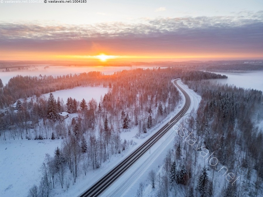 Kuva: Talvi-ilta maaseudulla - talvi ilmakuva ilmavalokuva dronekuva ...