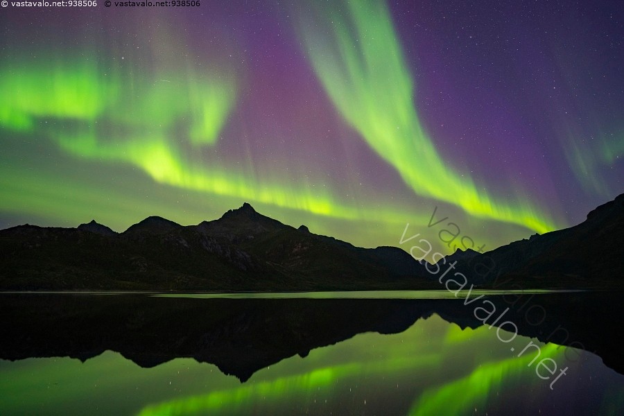 Kuva: Värikäs yö Lofooteilla - revontulet tähtitaivas Aurora borealis ...