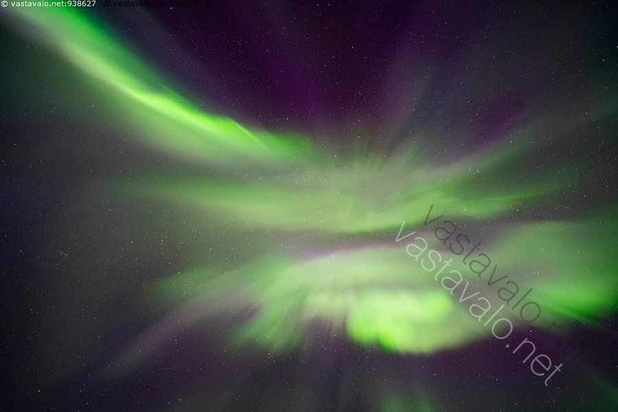 Kuva: Revontulikorona - revontulet tähtitaivas Aurora borealis vihreä ...