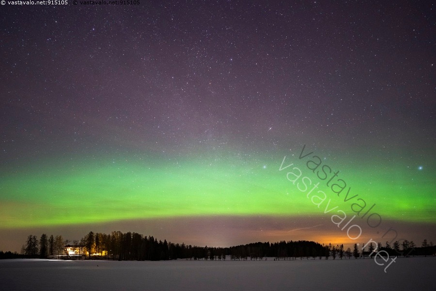 Kuva: Taivaalla vihertää - revontulet tähtitaivas Aurora borealis ...
