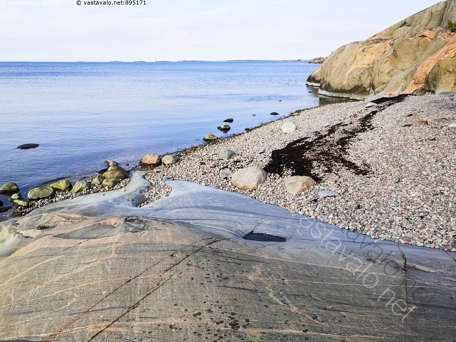 Kuva: Meren muovaamaa rantaa - meri ranta merenranta kallio rantakallio ...