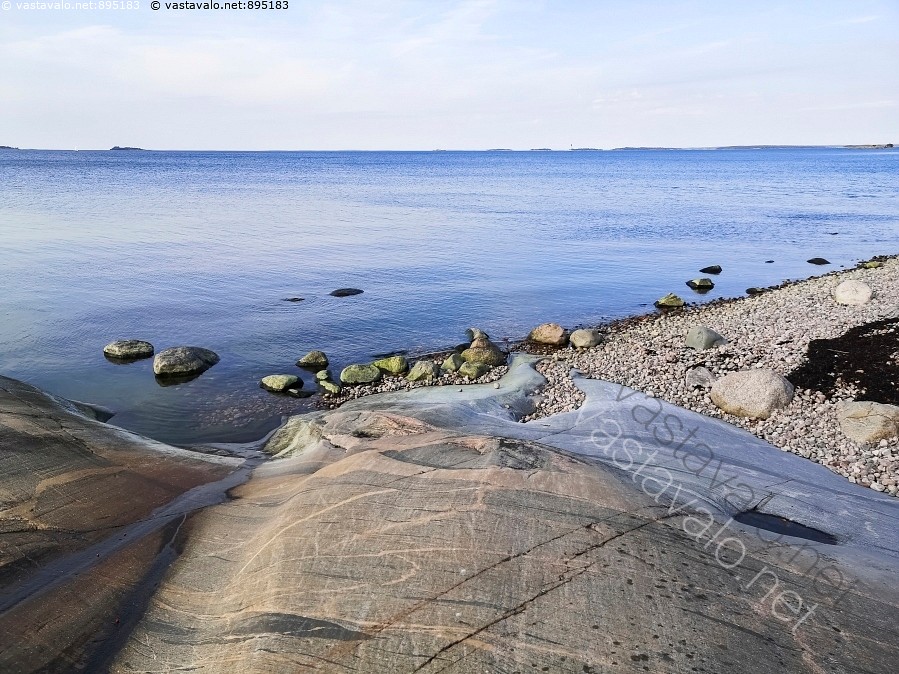 Kuva: Meren muovaamaa rantaa - meri ranta merenranta kallio rantakallio ...