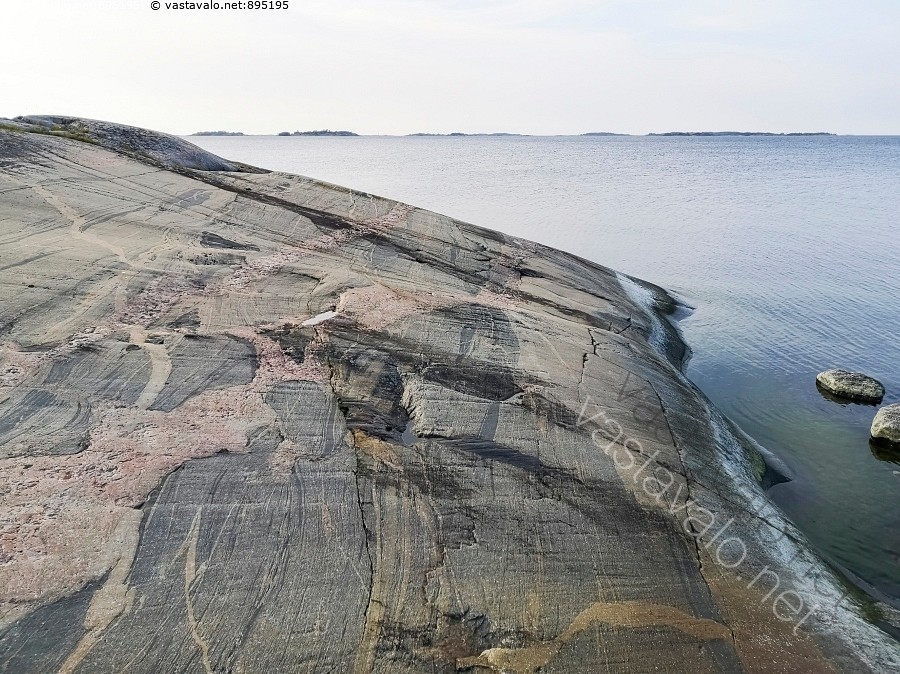 Kuva: Meren muovaamaa rantaa - meri ranta merenranta kallio rantakallio ...