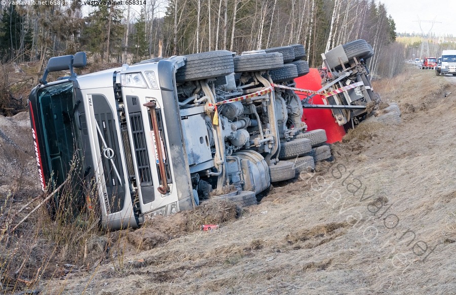 Kuva: Rekka ojassa - rekka rekka-auto kuorma-auto ajoneuvo ojassa oja ...