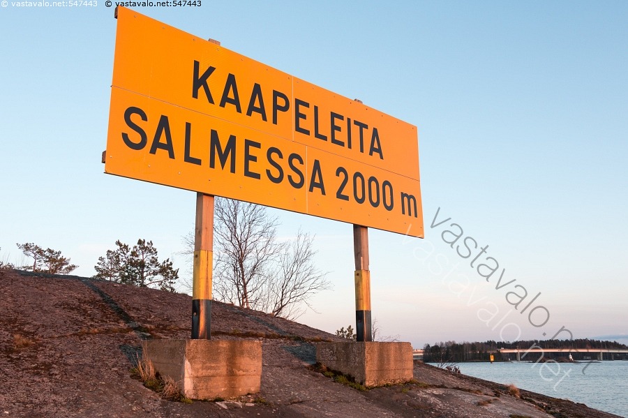 Kuva: Kaapeleita salmessa - kyltti teksti varoitus varoituskyltti ...