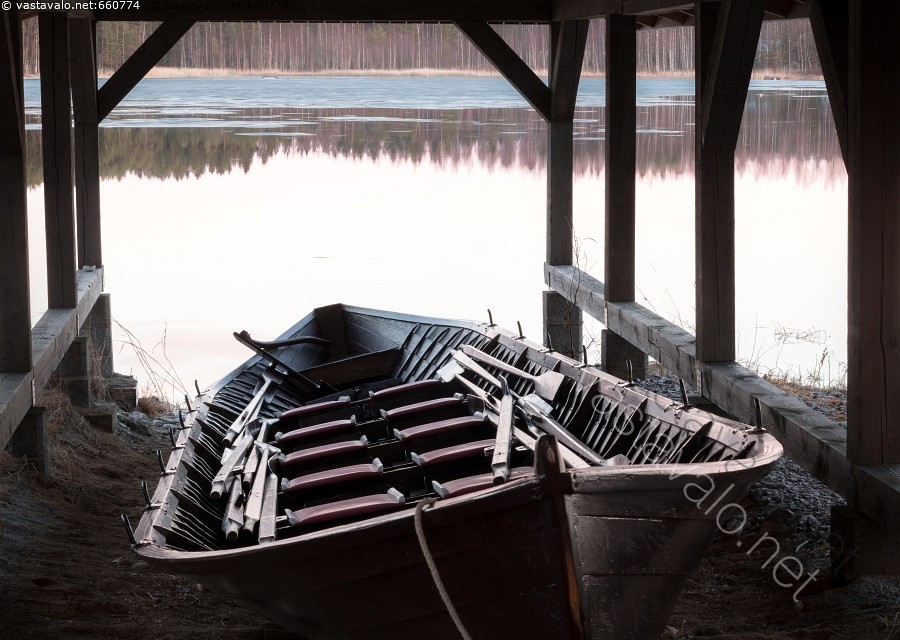 Kuva: Kirkkovene keväällä - kirkkovene vene soutuvene puuvene puinen ...