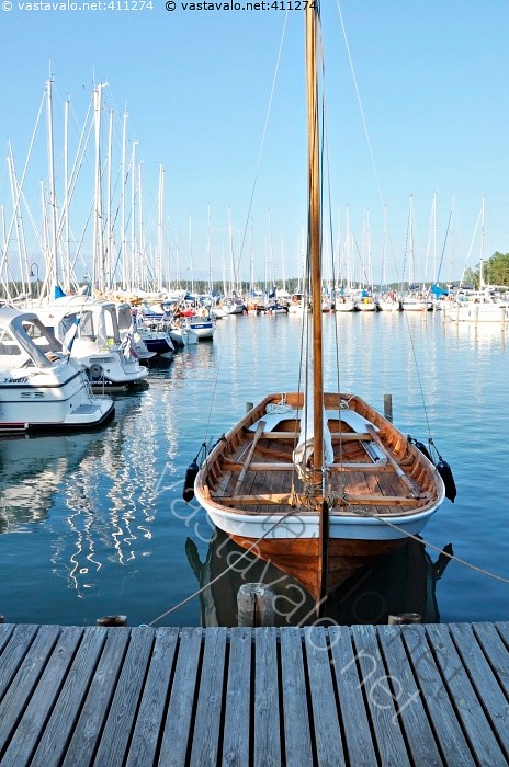 Kuva: Kaunis vanhus - purjevene satama laituri meri saaristo sininen ...