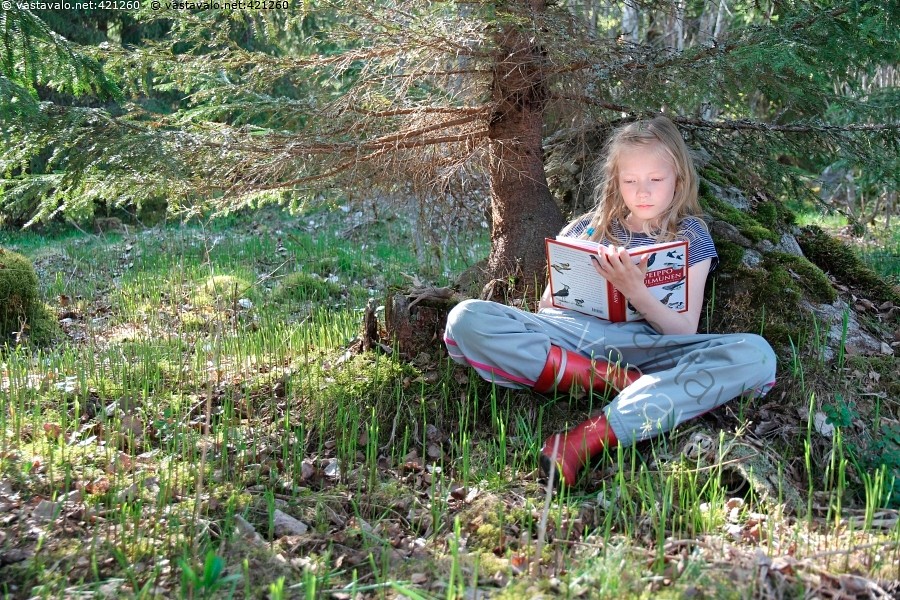 Kuva: Lukutuokio - tyttö lukee lukea kirja lukuhetki metsä luonto ...